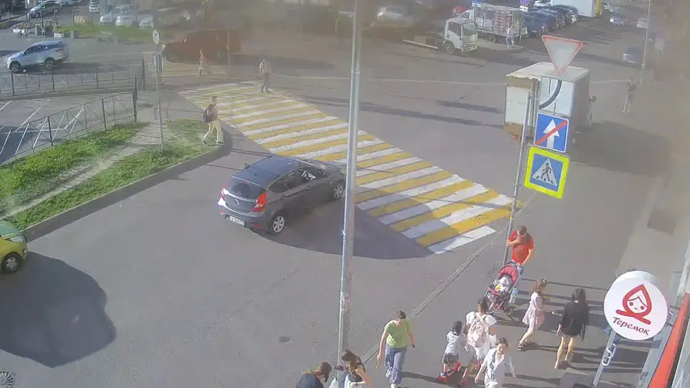 Live Webcam Pedestrian crossing to Station Square, 1Ak1, Murino